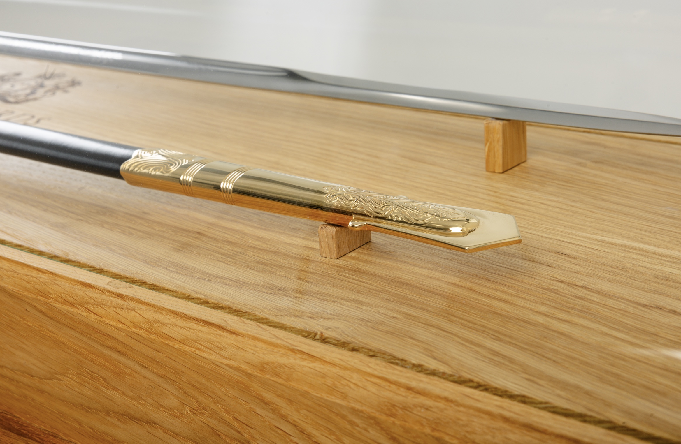 Glass Mantelpiece Sword Display – Crown Swords England Ltd